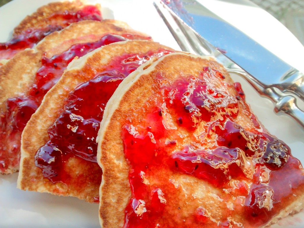 Panquecas com Doce de Morango • Iguaria Receita e Culinária