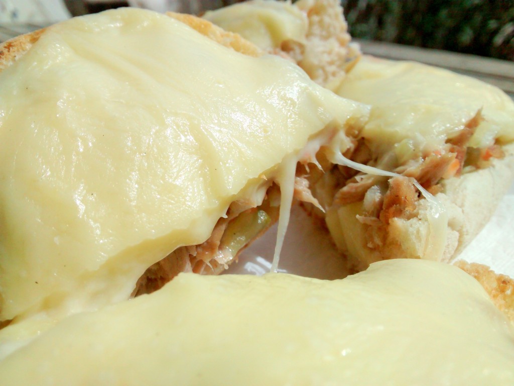 Sandes de Atum e Queijo Gratinado • Iguaria Receita e Culinária