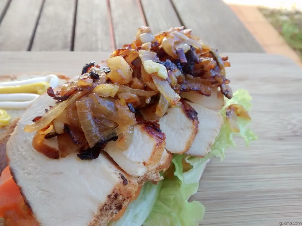 Sandes de Frango com Cebola Caramelizada • Iguaria Receita e Culinária