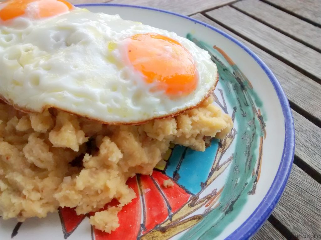 Migas de Broa com Ovos Estrelados • Iguaria Receita e Culinária