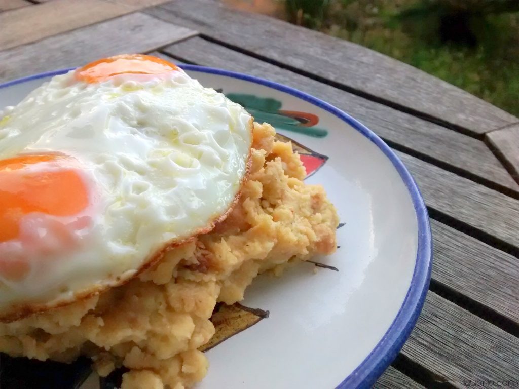 Migas de Broa com Ovos Estrelados • Iguaria Receita e Culinária