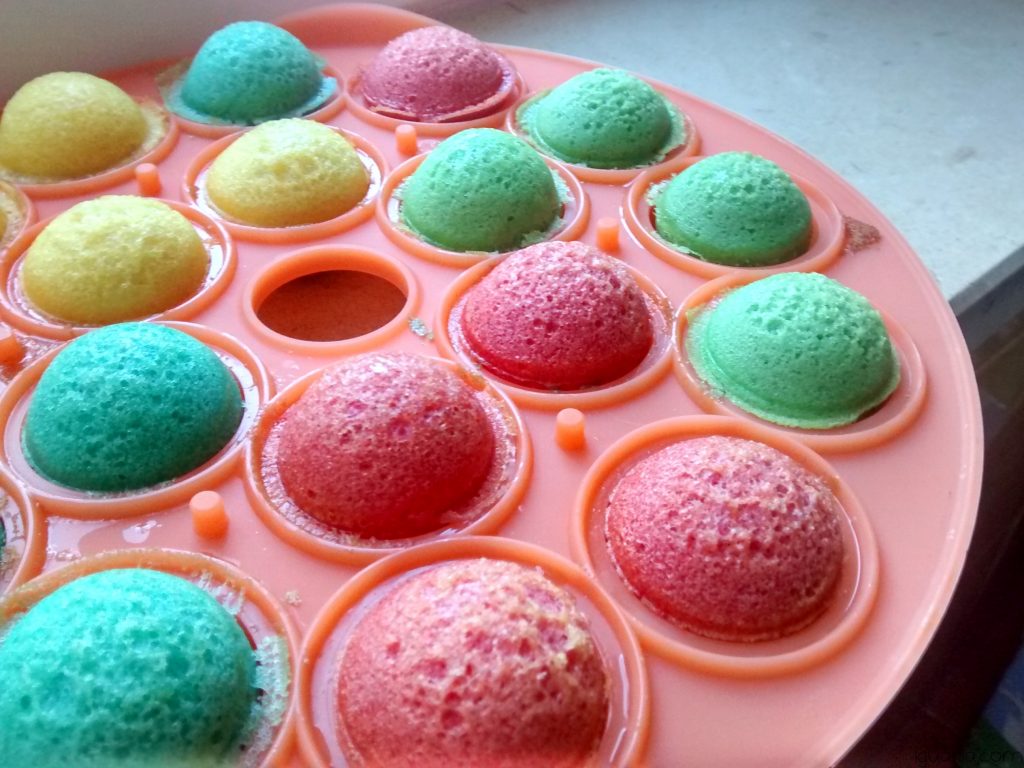 Bolinhas Coloridas de Bolo • Iguaria Receita e Culinária