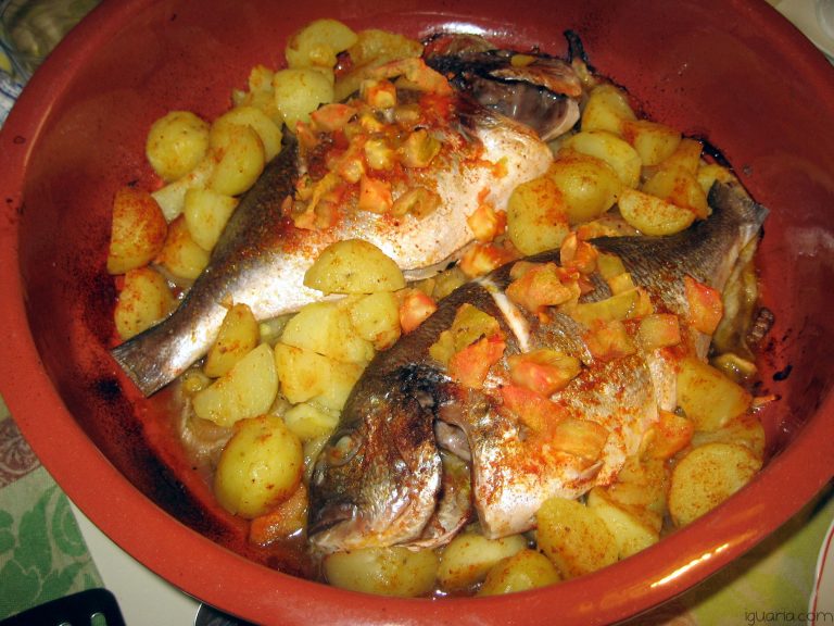 Dourada Assada com Batatinhas • Iguaria Receita e Culinária