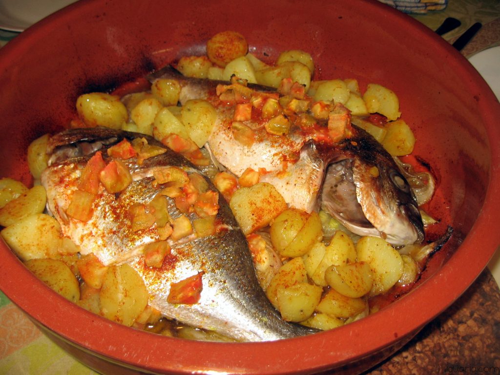 Dourada Assada com Batatinhas • Iguaria Receita e Culinária