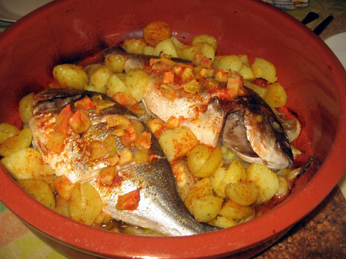 Dourada Assada com Batatinhas • Iguaria Receita e Culinária