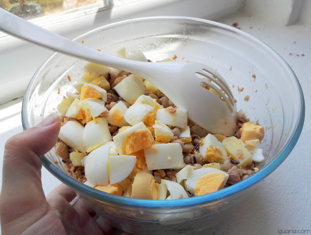 Salada de Feijão Frade com Atum e Ovo • Iguaria Receita e Culinária
