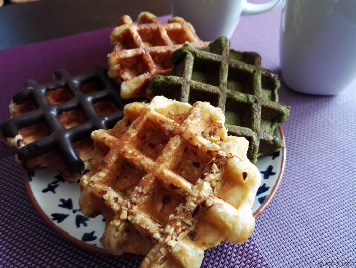 Manneken Waffles Simples, Amêndoa, Matcha e Chocolate • Iguaria Receita ...