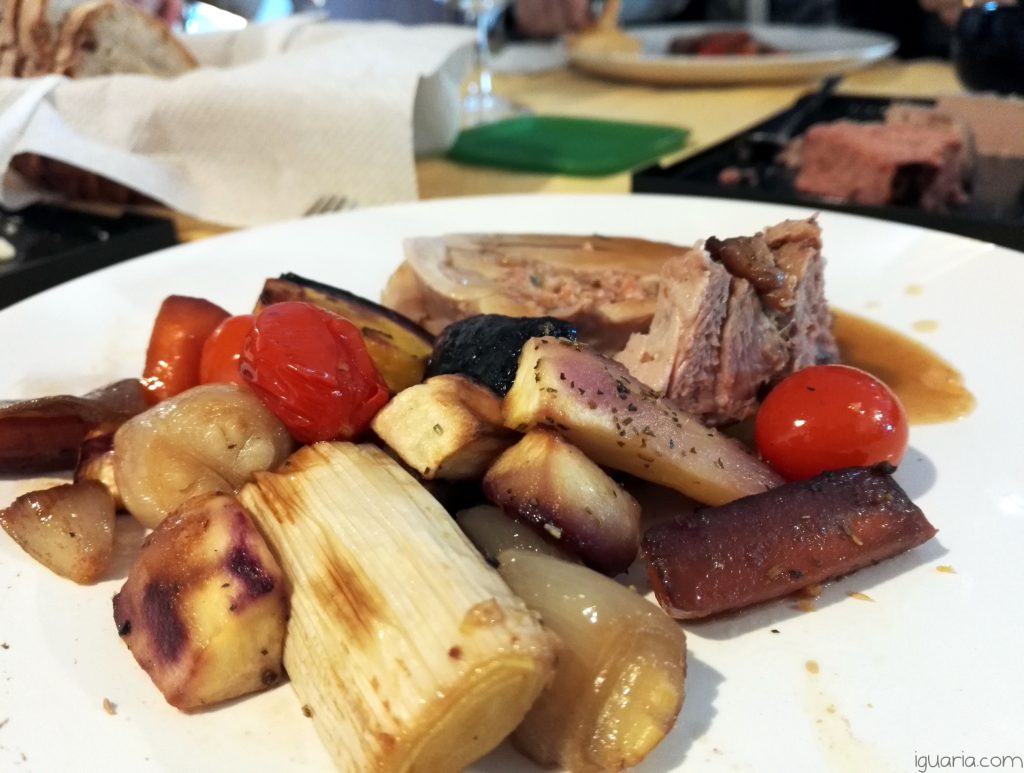 Peru Recheado com Legumes Assados • Iguaria Receita e Culinária