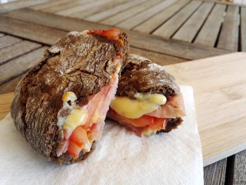 Tosta Mista com Tomate • Iguaria Receita e Culinária