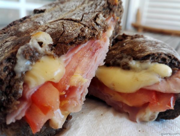 Tosta Mista com Tomate • Iguaria Receita e Culinária