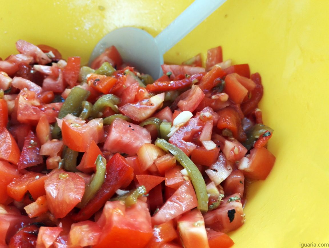 Salada de Tomates e Pimentos Assados • Iguaria Receita e Culinária