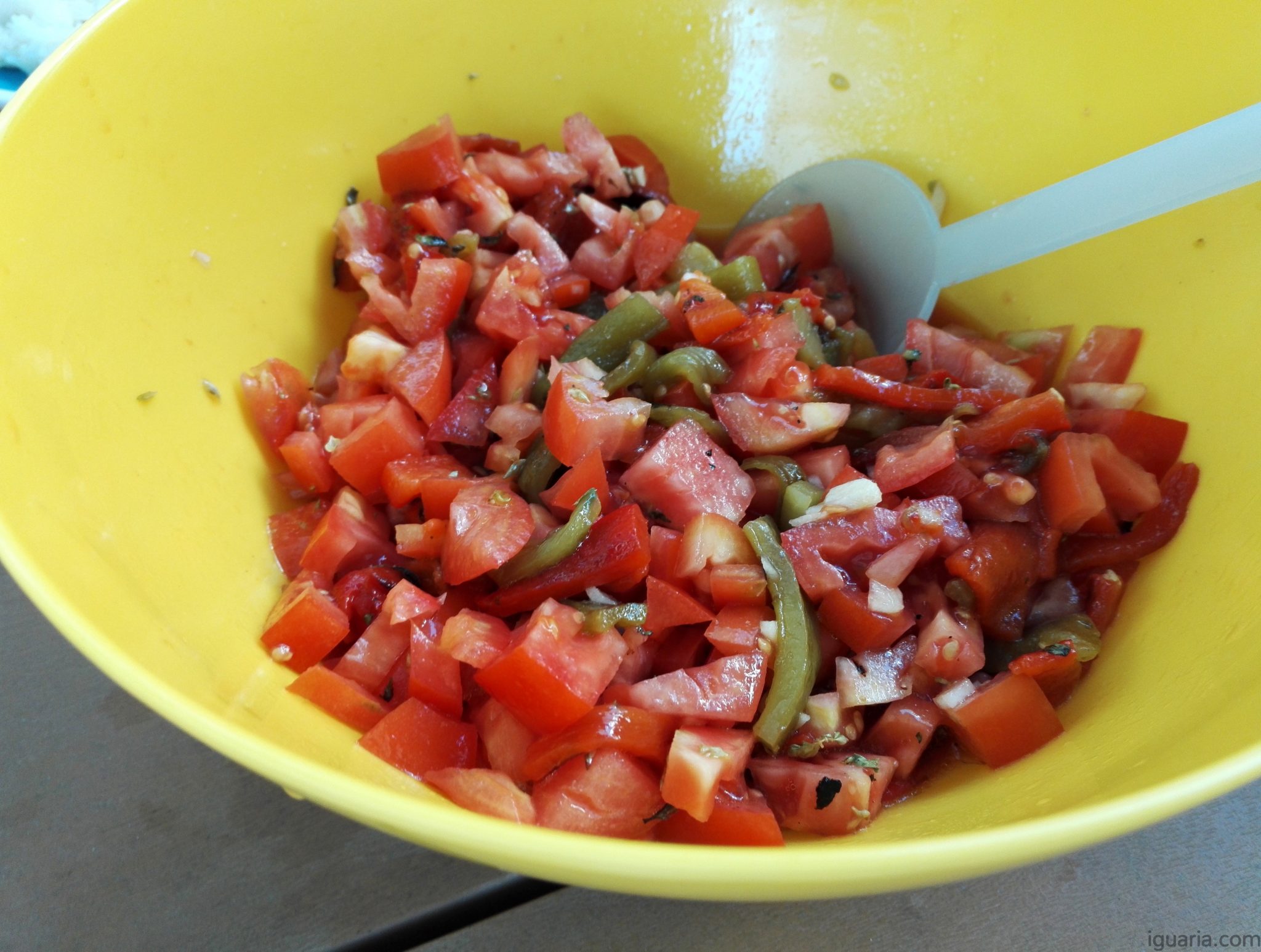 Salada de Tomates e Pimentos Assados • Iguaria Receita e Culinária