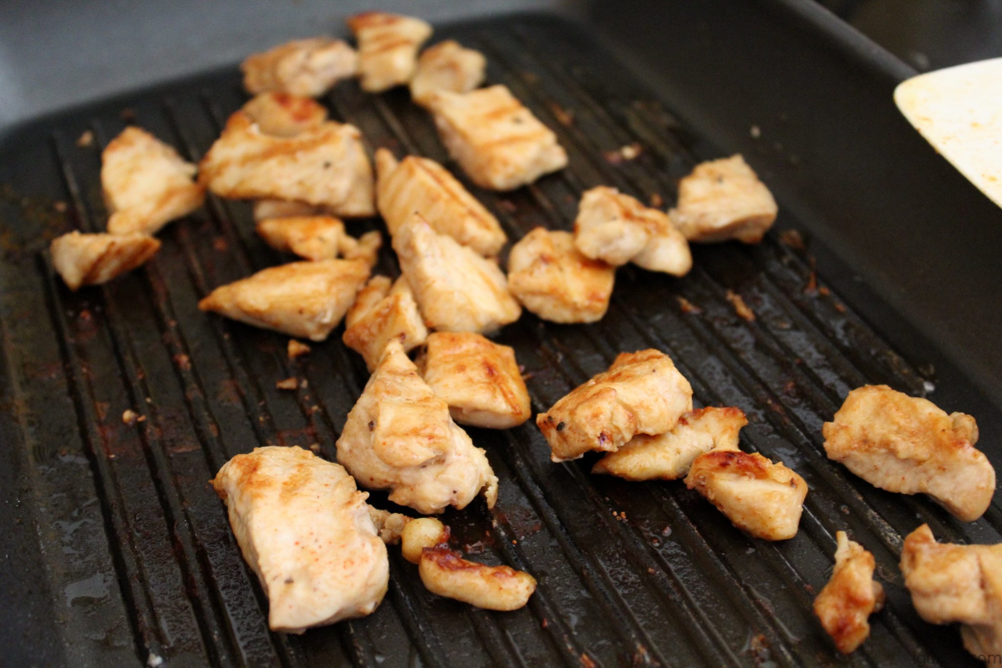 Salada de Frango Grelhado com Abacate • Iguaria Receita e Culinária