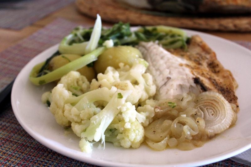 Robalo Assado com Batata e Couve-Flor • Iguaria Receita e Culinária