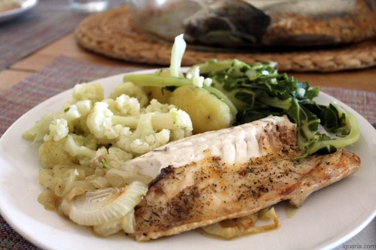 Robalo Assado com Batata e Couve-Flor • Iguaria Receita e Culinária