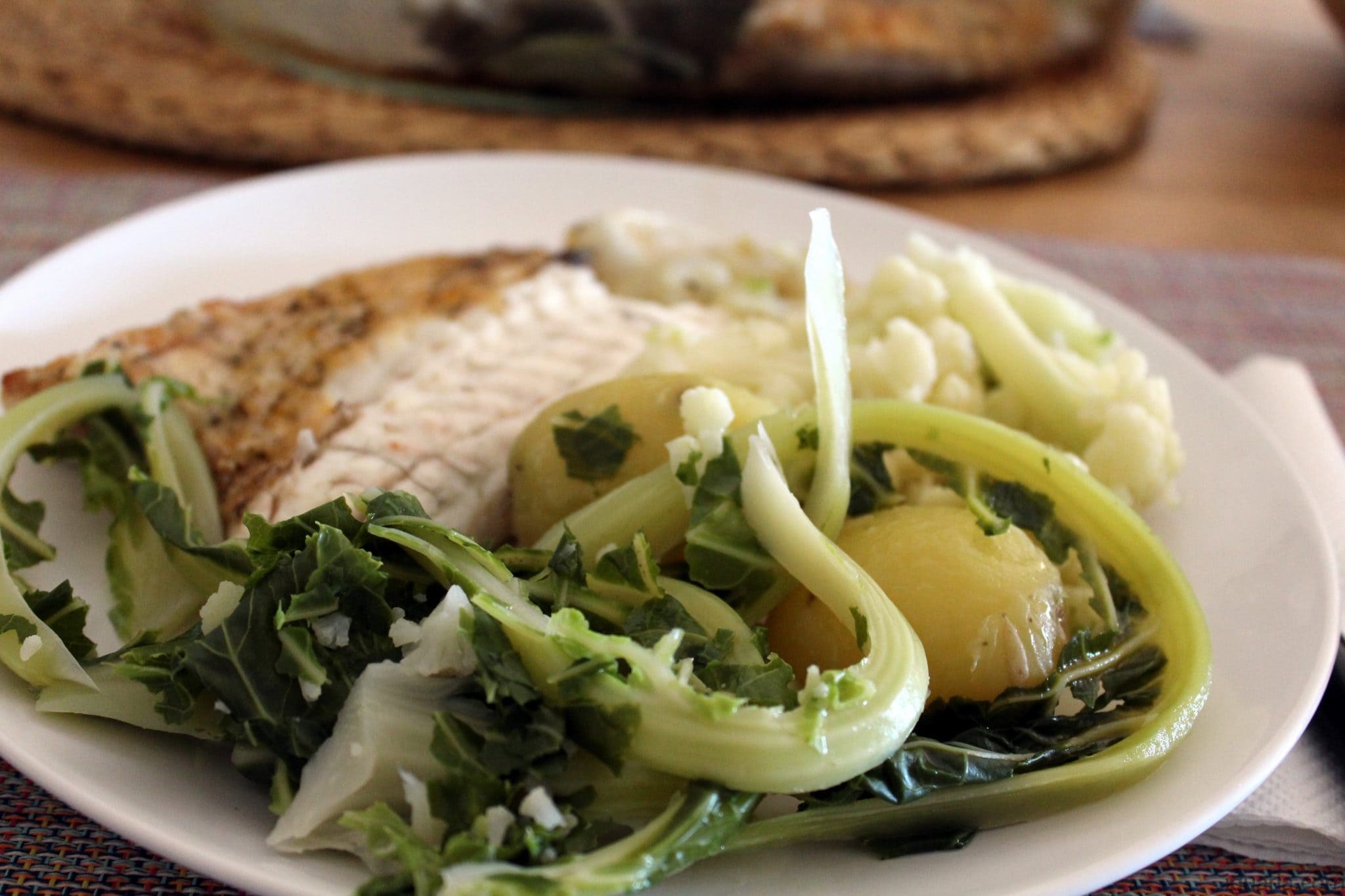 Robalo Assado com Batata e Couve-Flor • Iguaria Receita e Culinária