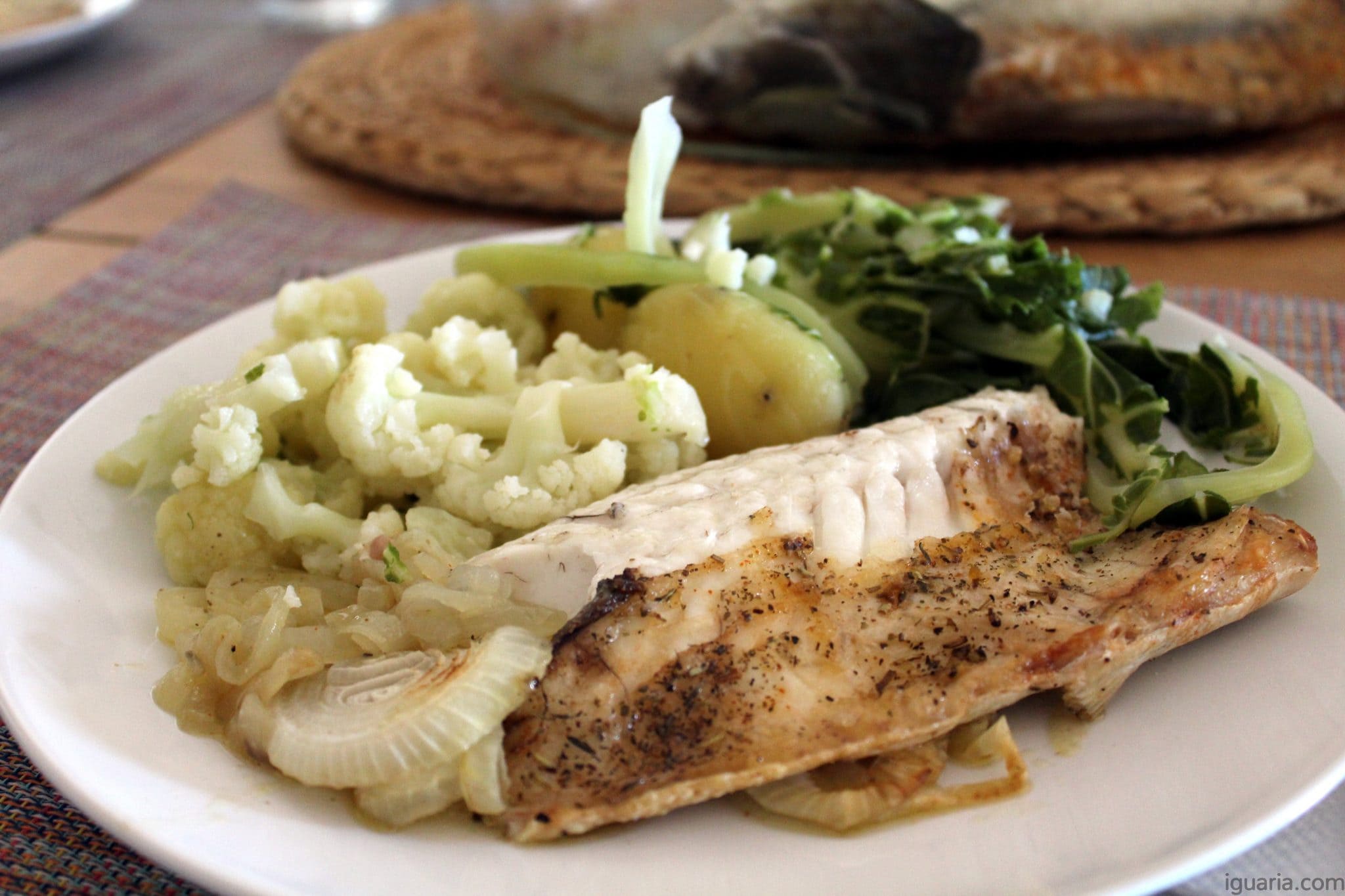 Robalo Assado com Batata e Couve-Flor • Iguaria Receita e Culinária