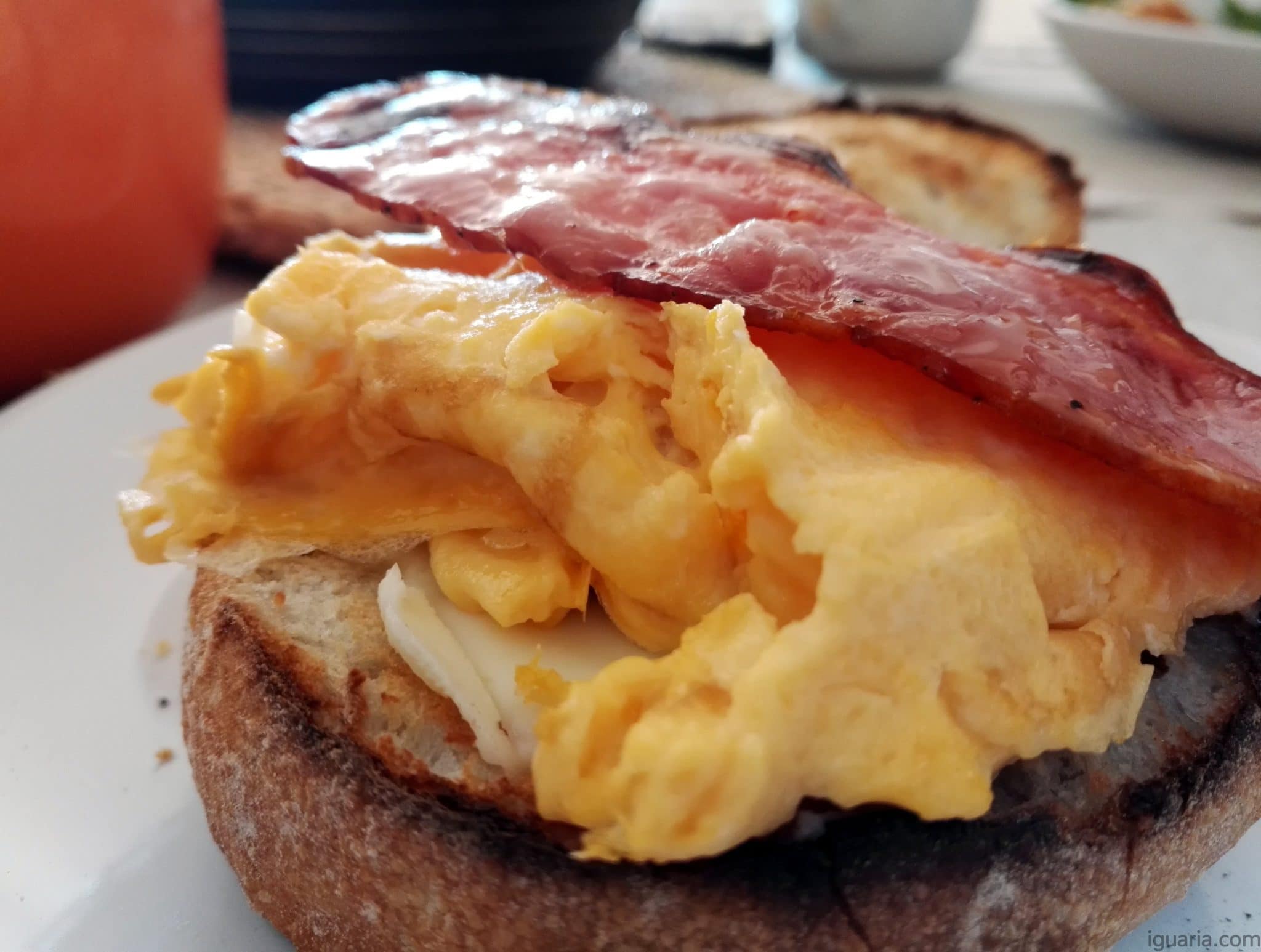 Sandes de Ovos Mexidos com Bacon • Iguaria Receita e Culinária