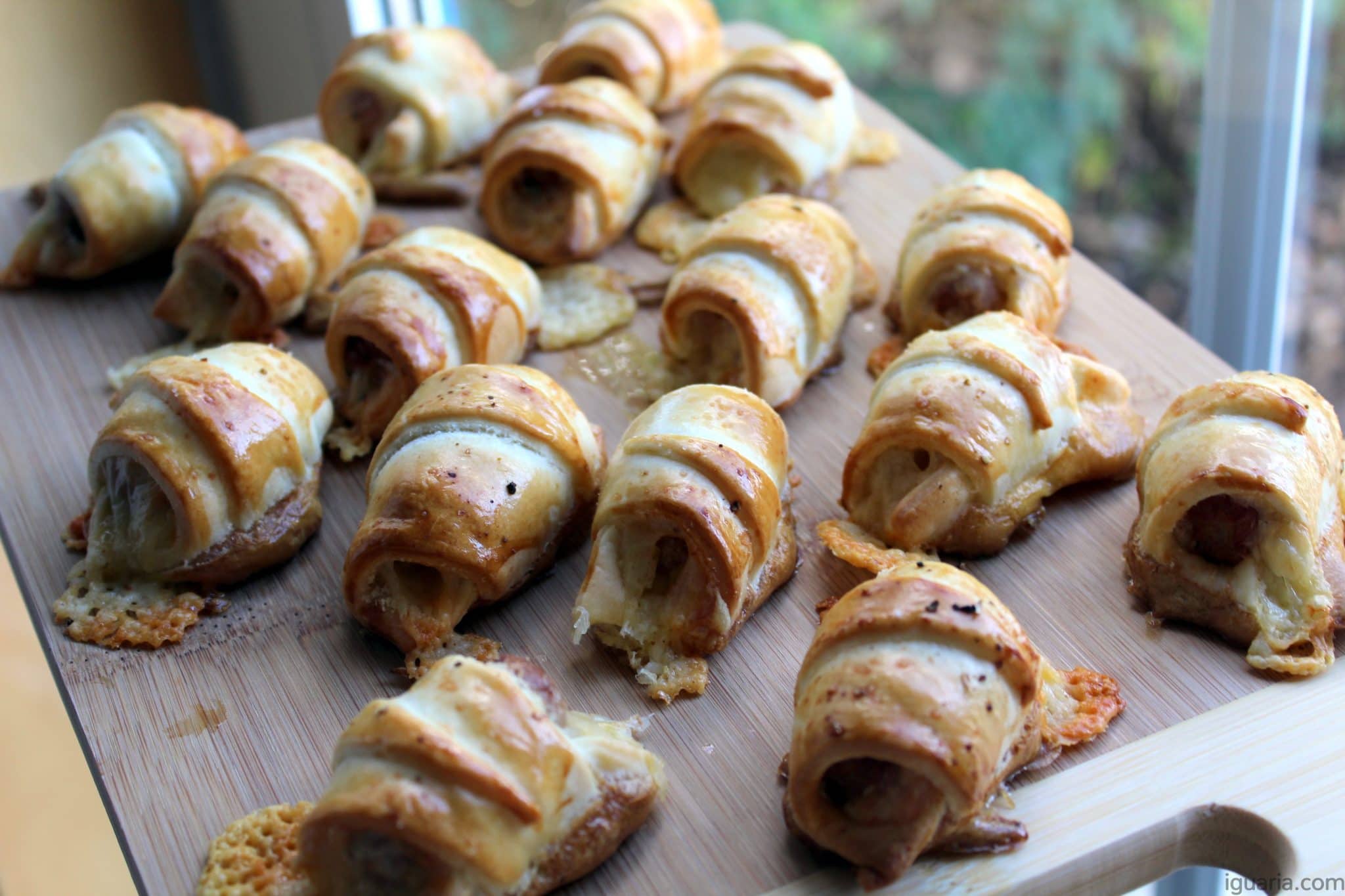 Folhados de Mini Salsichas • Iguaria Receita e Culinária