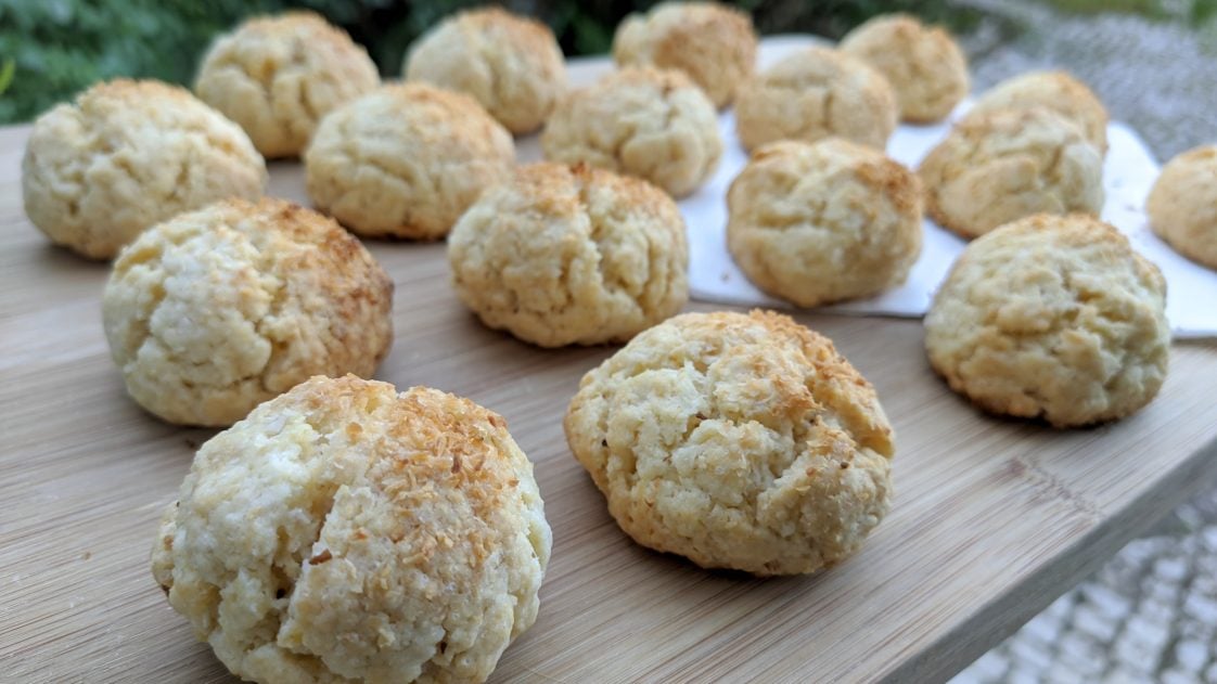Bolinhas de Coco • Iguaria Receita e Culinária