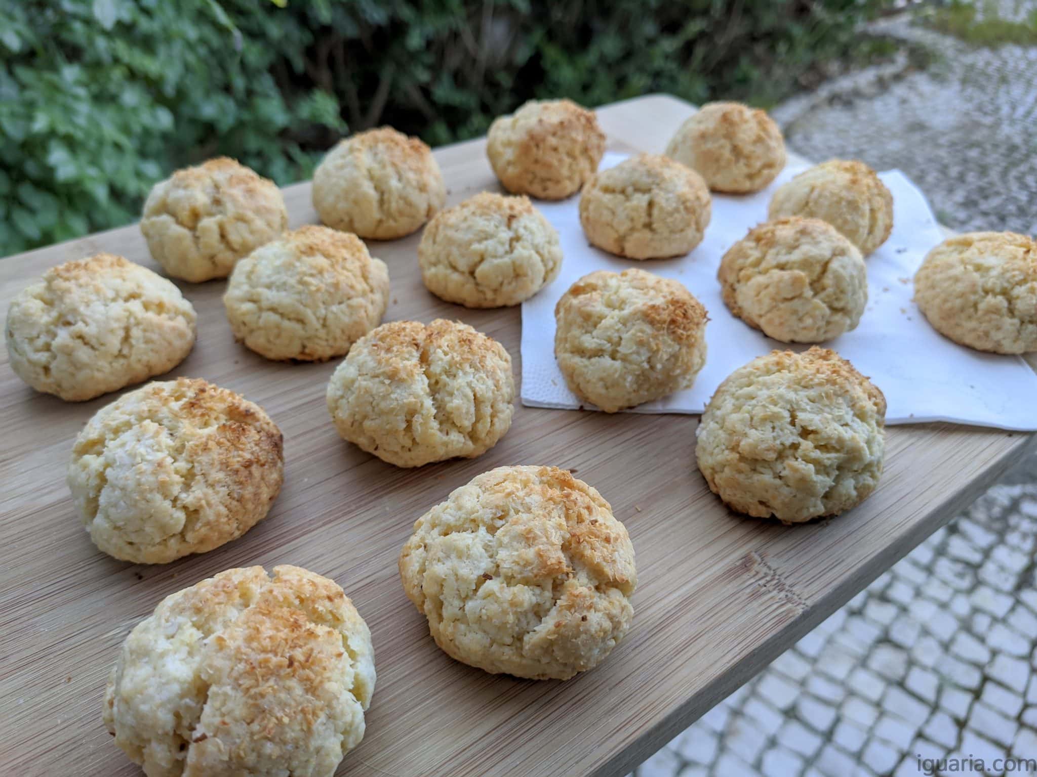 Biscoitos Simples de Coco • Iguaria Receita e Culinária