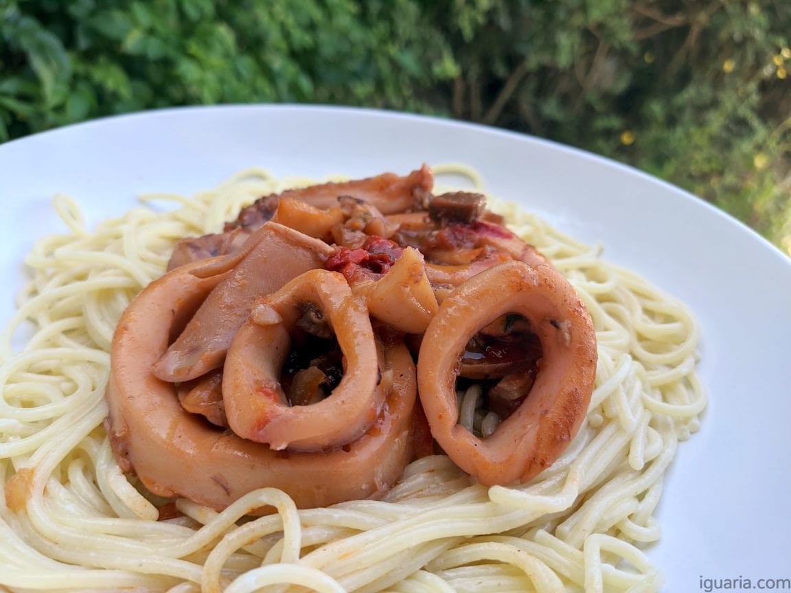 Lulas Guisadas com Esparguete • Iguaria Receita e Culinária