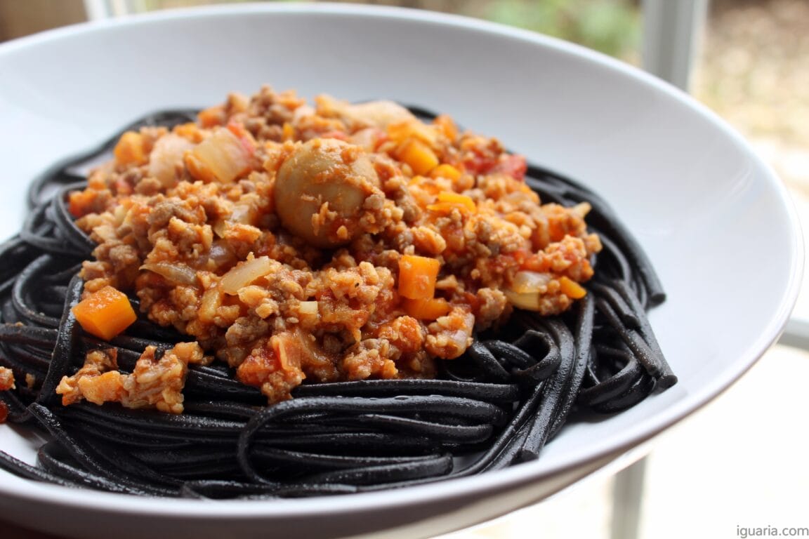 Linguine de Choco com Bolonhesa de Soja • Iguaria Receita e Culinária