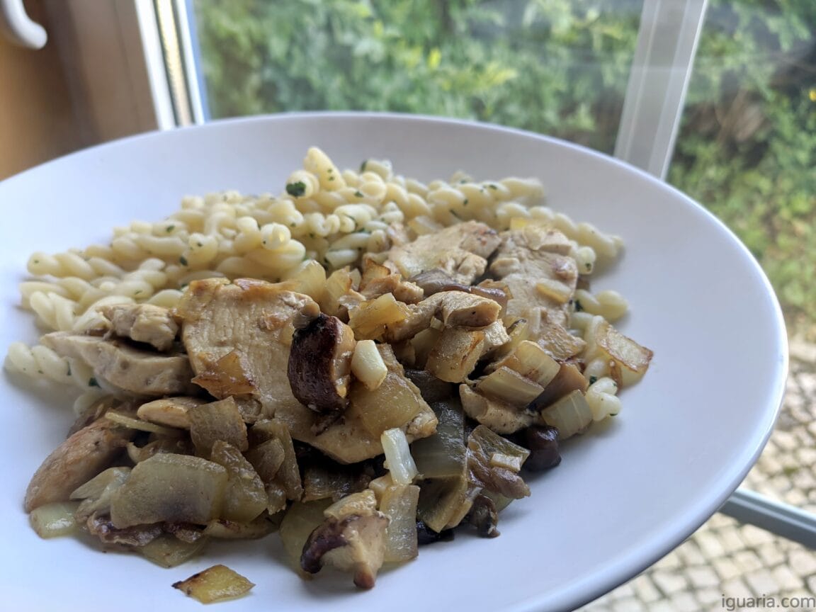 Massa com Frango e Cogumelos • Iguaria Receita e Culinária