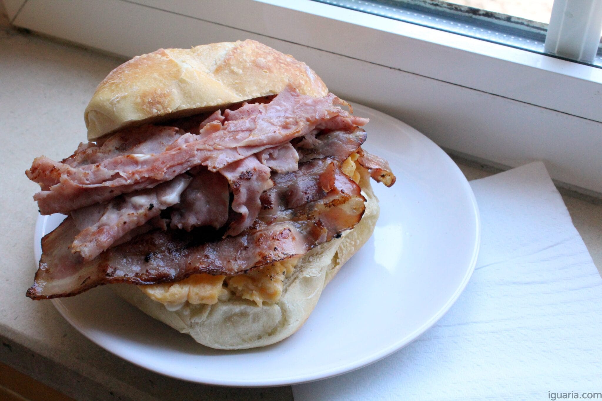 Sandes de Fiambre Frito e Ovo Mexido • Iguaria Receita e Culinária