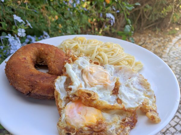 Alheira de Mirandela Frita com Ovos • Iguaria Receita e Culinária
