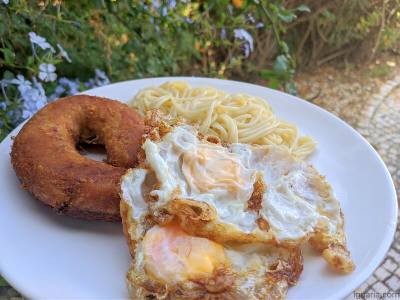 Alheira de Mirandela Frita com Ovos • Iguaria Receita e Culinária