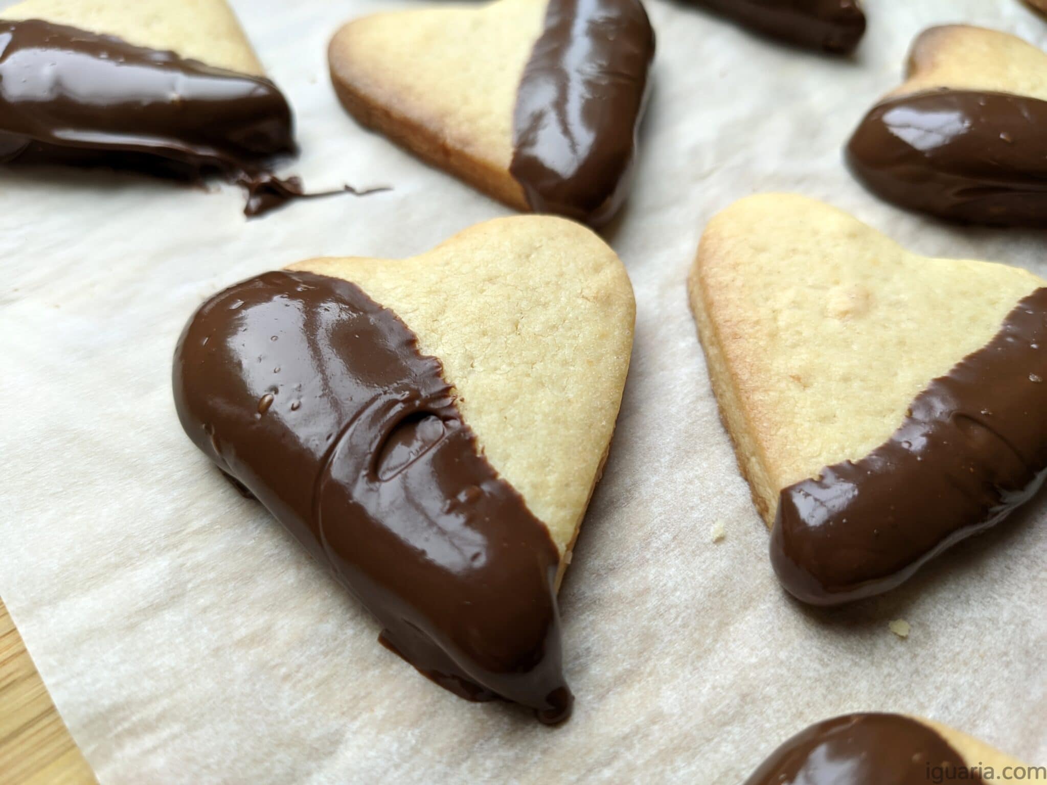 Biscoitos Coração com Chocolate • Iguaria Receita e Culinária