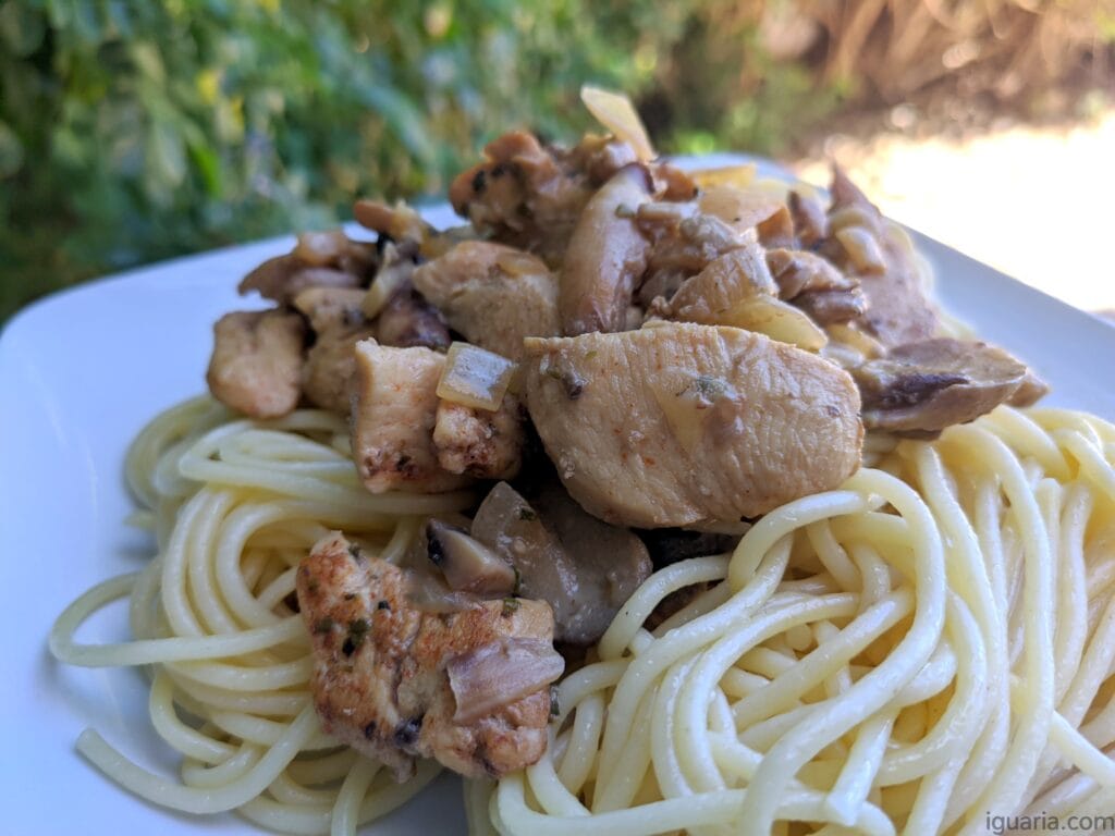 Frango com Cogumelos e Natas • Iguaria Receita e Culinária