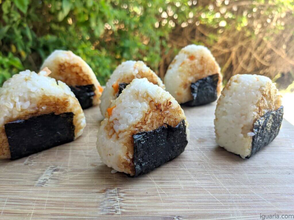 Yaki Onigiri Bolas de Arroz Japonesas com Delicias de Salmão • Iguaria Receita e Culinária