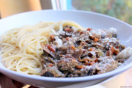 Salteado de Frango com Esparguete Nacional • Iguaria Receita e Culinária