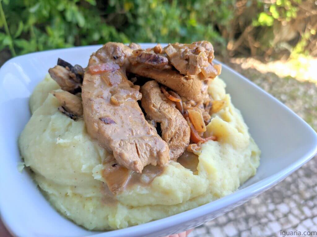 Frango Estufado com Puré de Batata • Iguaria Receita e Culinária
